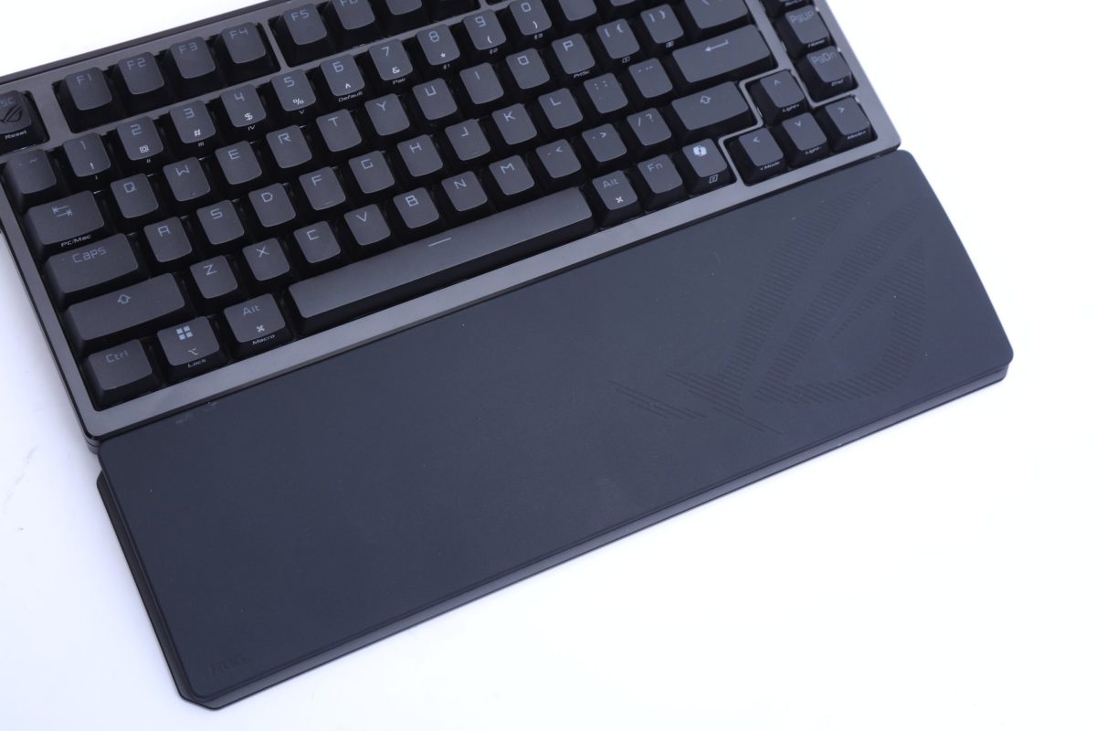 精湛工藝 x 終極信仰鍵盤 ROG Azoth Extreme - PCM
