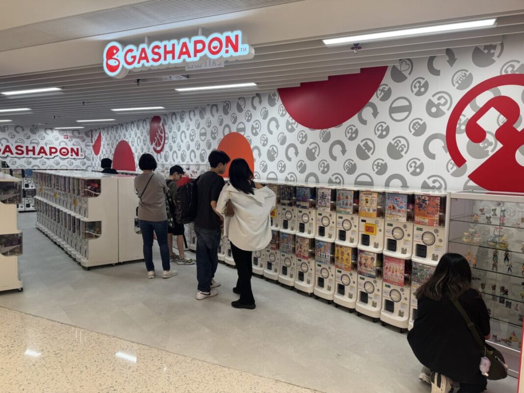 【留港消費】《劇場版 世界計畫 崩壞的世界與無法歌唱的初音未來》 期間限定店 - PCM